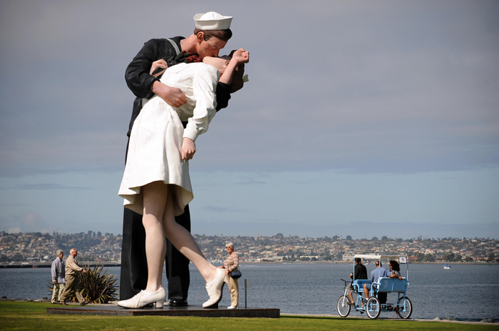 Granddaughter of nurse in iconic kiss in V-J Day photo speaks out ...